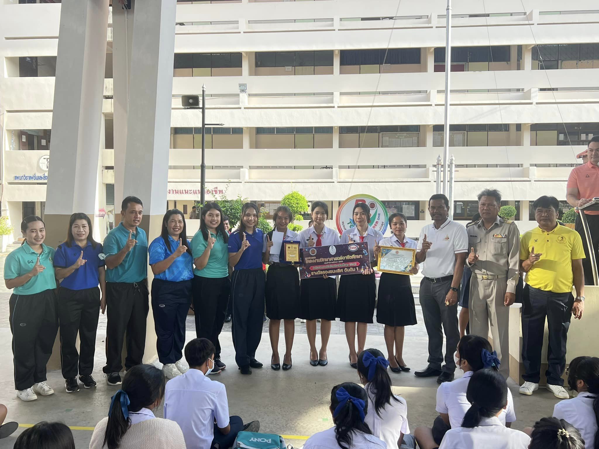 นายธนิต แท่นปาน ผู้อำนวยการวิทยาลัยเทคนิคพัทลุง มอบโล่และเกียรติบัตร ...